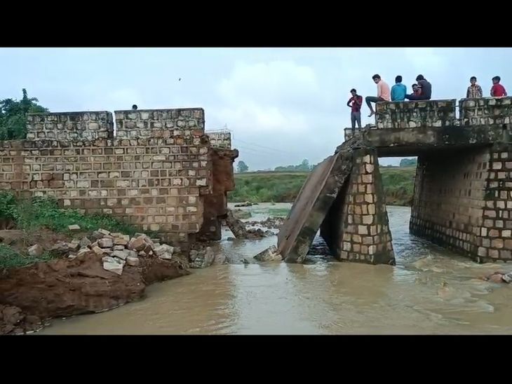 Bridge built on Bakwar river collapsed in Sonbhadra | सोनभद्र में बकवार ...