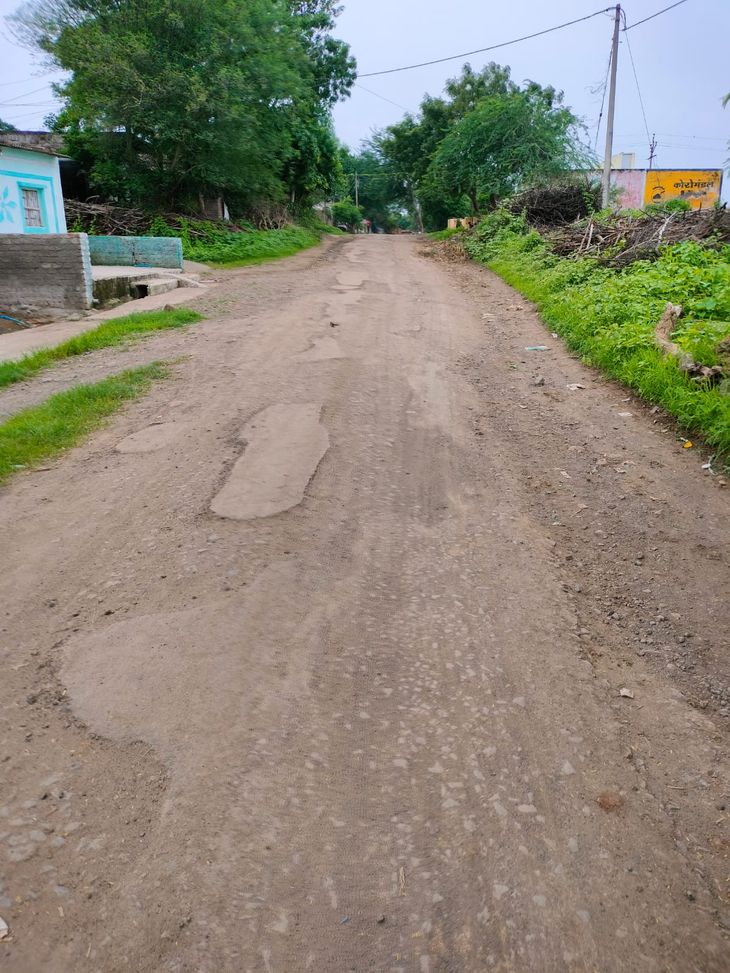 Half kilometer school road is in bad condition | आधा किमी का स्कूल ...