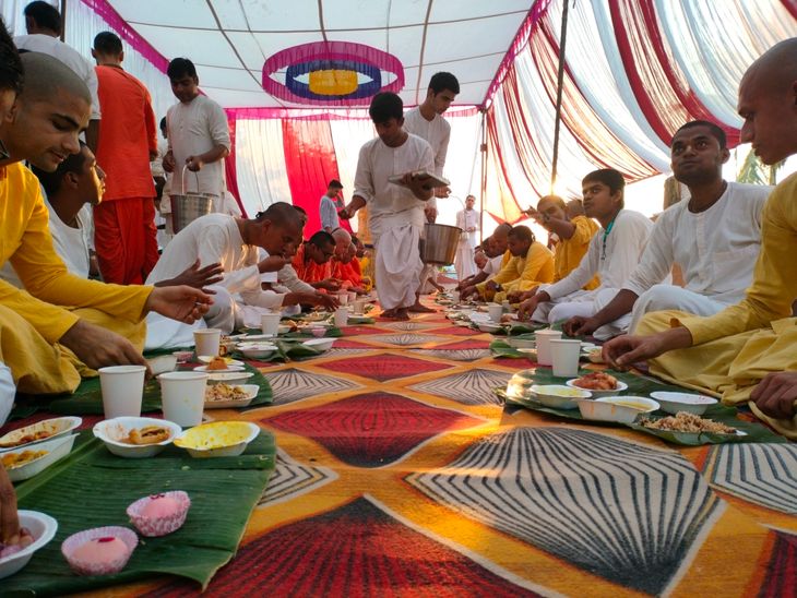 ISKCON Youth Forum students organized a traditional feast