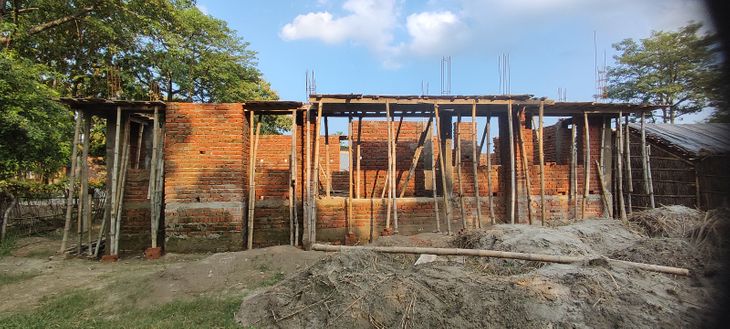 Poor material is again being used in the construction of Jeevika Bhawan ...