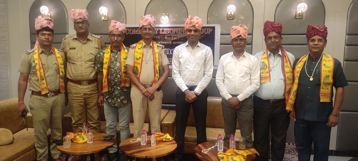 CLG members honored police officers | सीएलजी सदस्यों ने पुलिस के ...