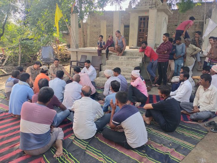 Police set up Jan Chaupal in many villages in Lalitpur | ललितपुर में ...