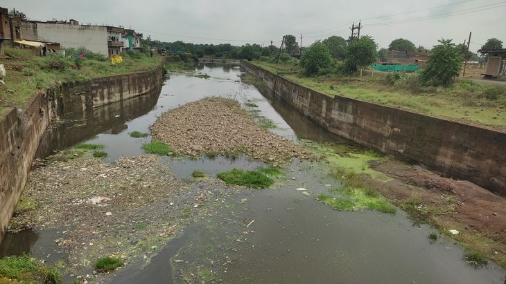 Due to scanty rainfall, the dam is empty, garbage does not flow from ...