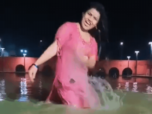 Video of girl's dance in Ram Ki Paidi goes viral
