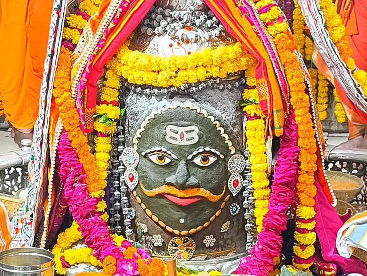 Divine adornment of Lord Mahakal in the form of a king with tripund and ...