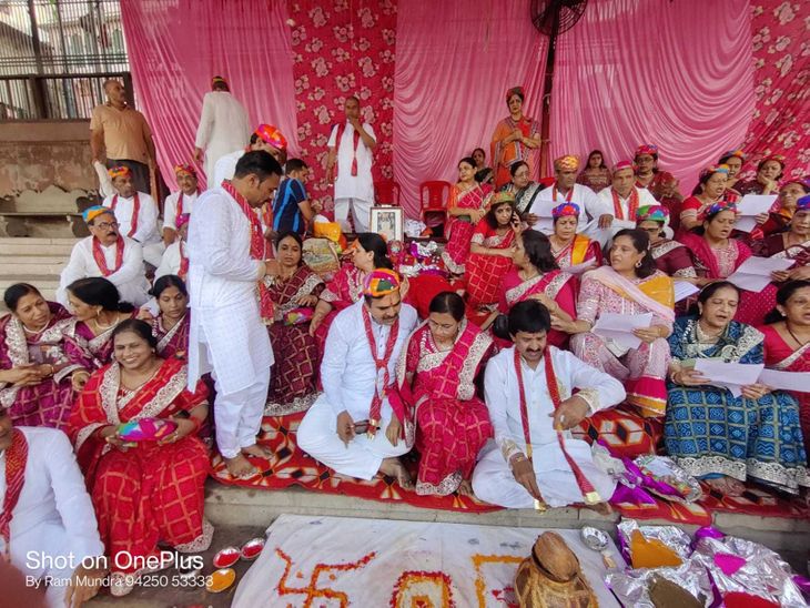 Men and women of Maheshwari community celebrated Chunari festival in ...