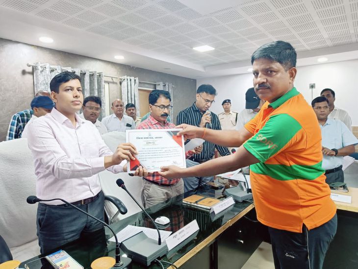 First responder officers and personnel in Buxar rail accident honored ...