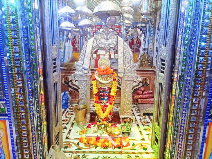 People gathered in Shani Maharaj Aali | शनि महाराज आली में उमड़ा जन ...