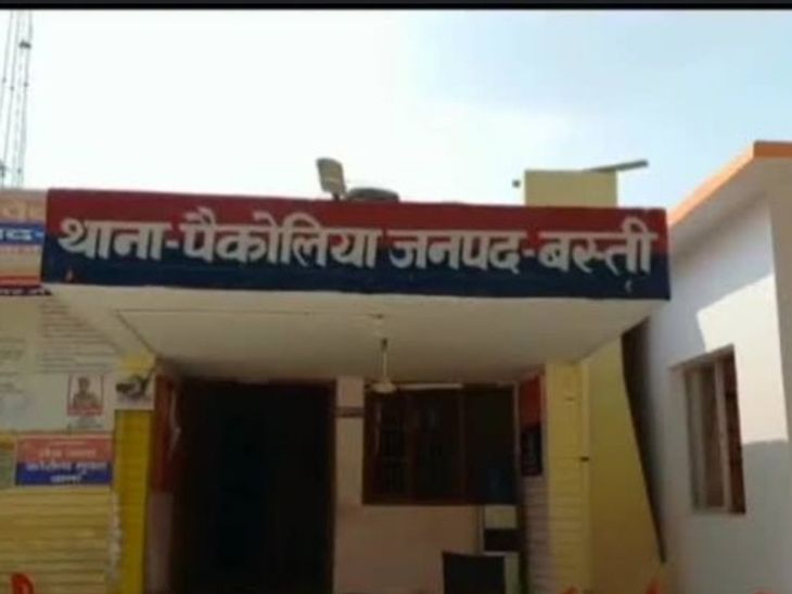 Car rammed into ditch due to tire burst in Basti | बस्ती में टायर फटने ...