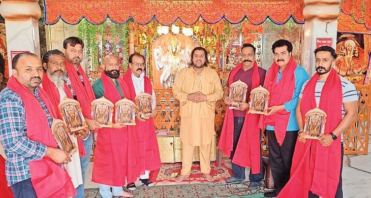 Sanatan Dharma Maha Alliance team attended the temple | मंदिर में सनातन ...