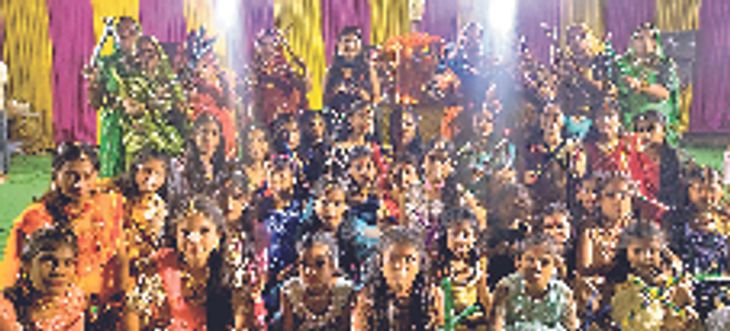 On the first day in Jajawar, girls added color to Garba on Chunari ...