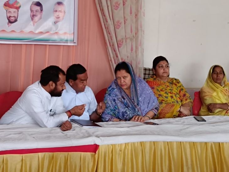 Contenders for ticket carrying 500 workers | 500 कार्यकर्ता साथ ले जाने ...