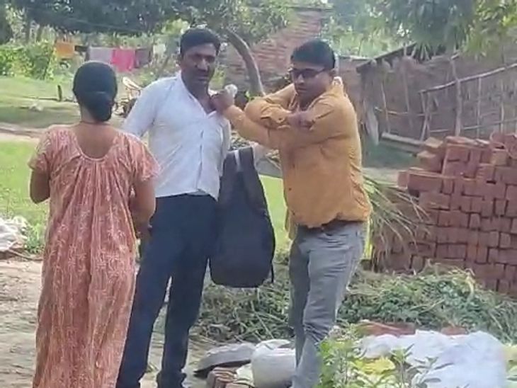 Bullies beat up Amin in Gonda | गोंडा में दबंगों ने अमीन के साथ की मारपीट: सड़क से कॉलर पकड़कर ...