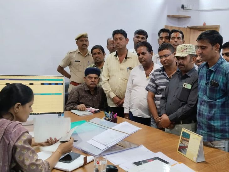 Demand for removal of goods from shops and cleaning of toilets