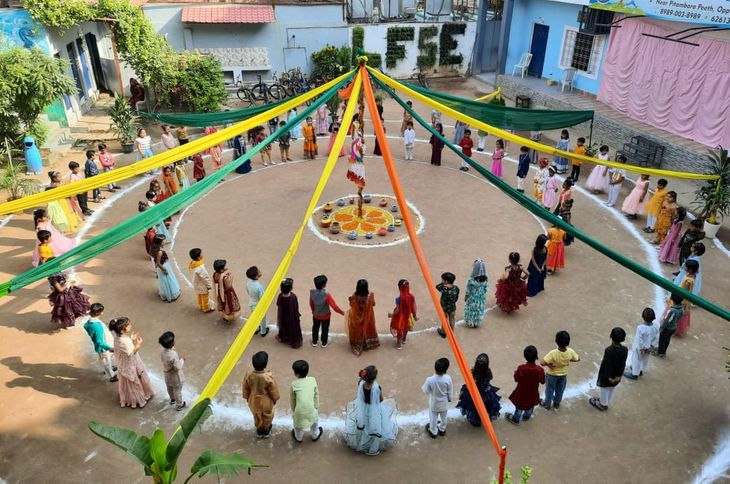 Children wearing traditional clothes performed Garba dance | बच्चों ने ...