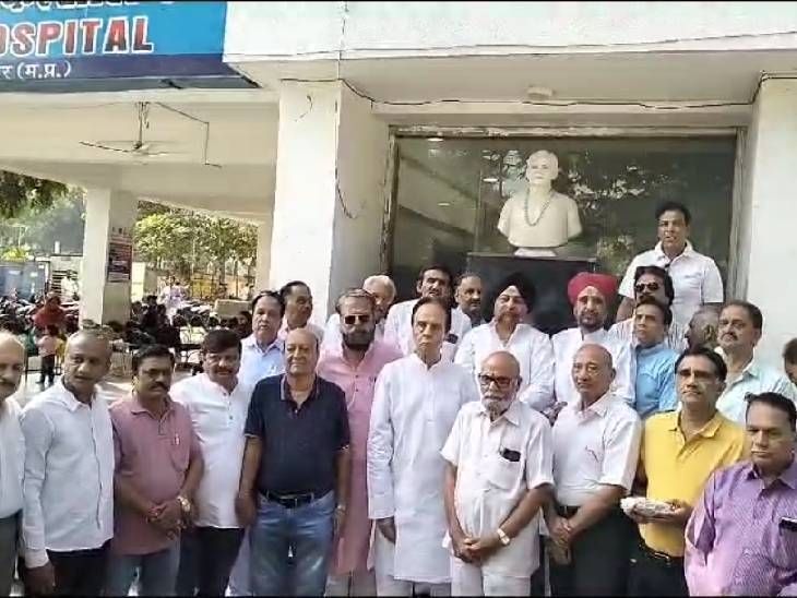 Wreathed on the birth anniversary of Prakash Chand Sethi in Indore ...