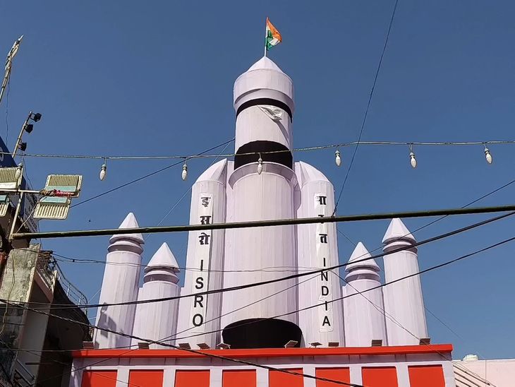 Mata's 105-feet high pandal built on the lines of Chandrayaan-3 ...