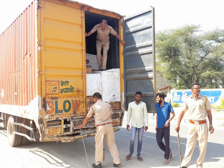 Truck bringing pan masala from Delhi seized | दिल्ली से पान मसाला ला ...