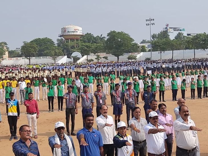 5 thousand students made human chain | 5 हजार स्टूडेंट्स ने बनाई मानव ...