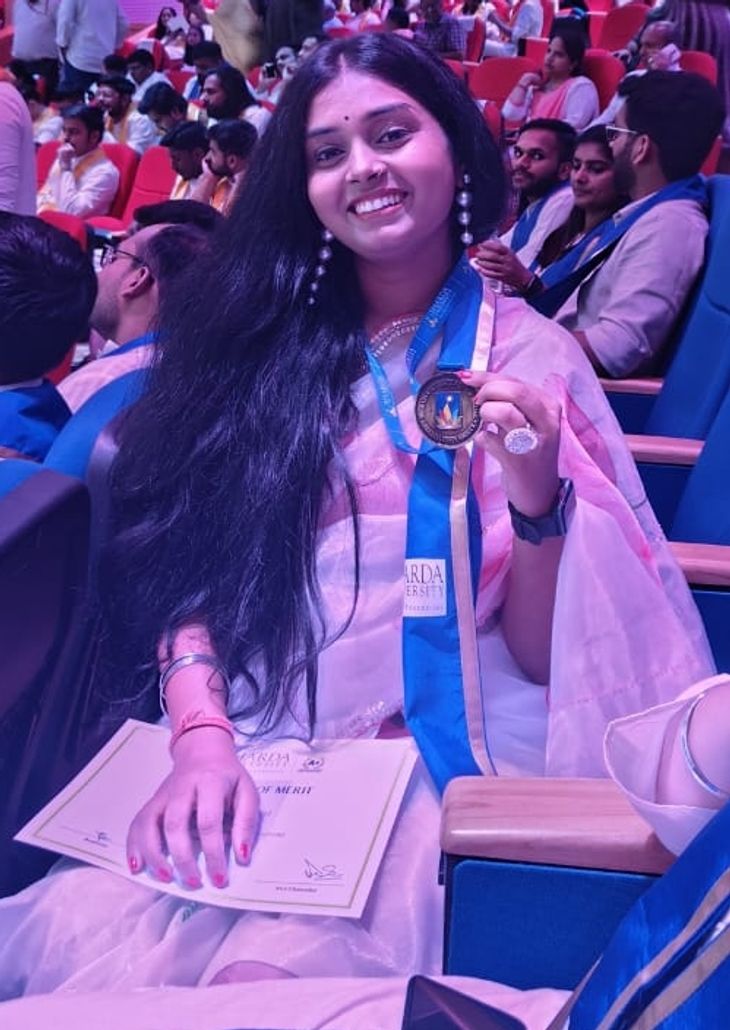 Gaurav: Amas's daughter Nidhi Kumari got gold medal in Sharda University. | गौरव : आमस की बेटी ...