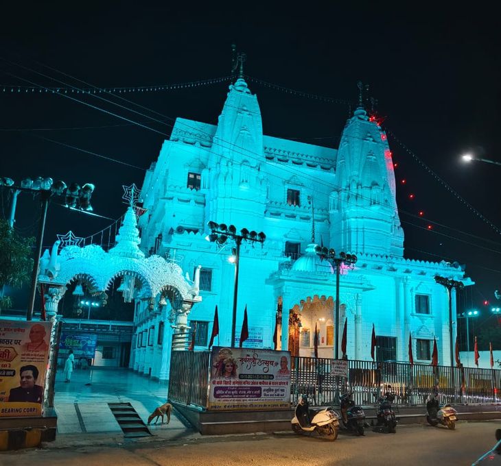 In Shri Banke Bihari Dnyaneshwar Temple, Pindis are worshiped on the ...