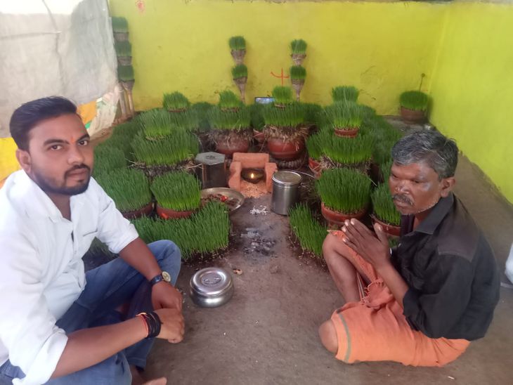 Worshiping mother by wearing jewelery | जवारे लगाकर कर रहे मां की ...