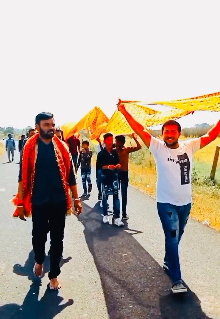 351 feet long chunri offered to Maa Kankali | मां कंकाली को चढ़ाई 351 ...