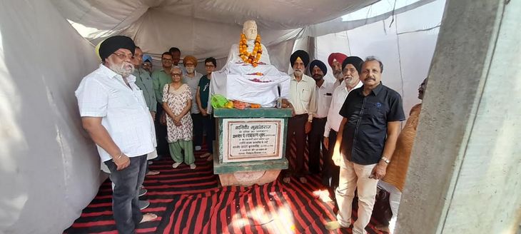 Family members reached Anda from Delhi, garlanded the statue of Sukhdev ...