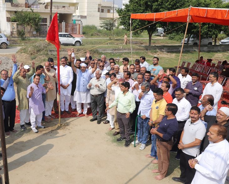 Maa Bharati Seva Sangh installed Hanuman flag for Dussehra festival