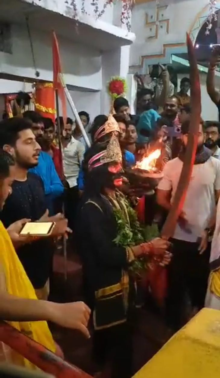 Khappar taken out from Satbahaniya temple on the night of Mahashtami in ...