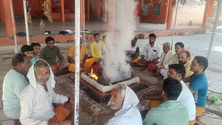Devotees made offerings in Havan at Devdham Siddhapeeth temple in Deori ...