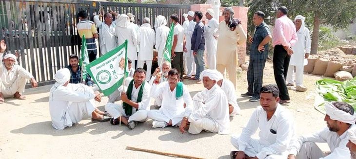 Due to non-purchase of paddy, farmers locked the market and office ...