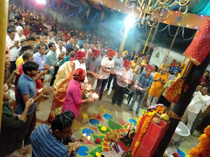 The devotees immersed the Garbhas by offering Tula Daan. | मन्नतधारियों ...