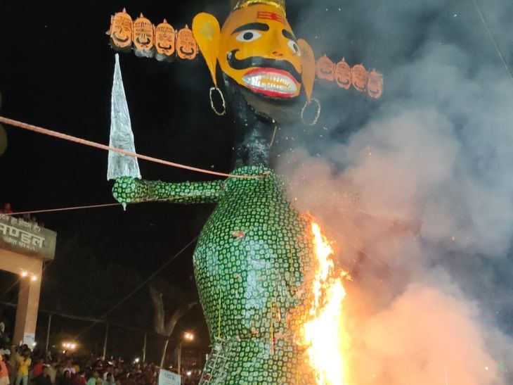 Shri Ram shot arrow and killed Ravana in Firozabad. | फिरोजाबाद में ...