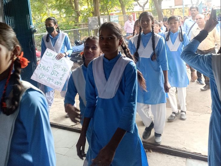 Leave all work and vote first | वोटिंग प्रतिशत बढ़ाने के लिए गर्ल्स ...