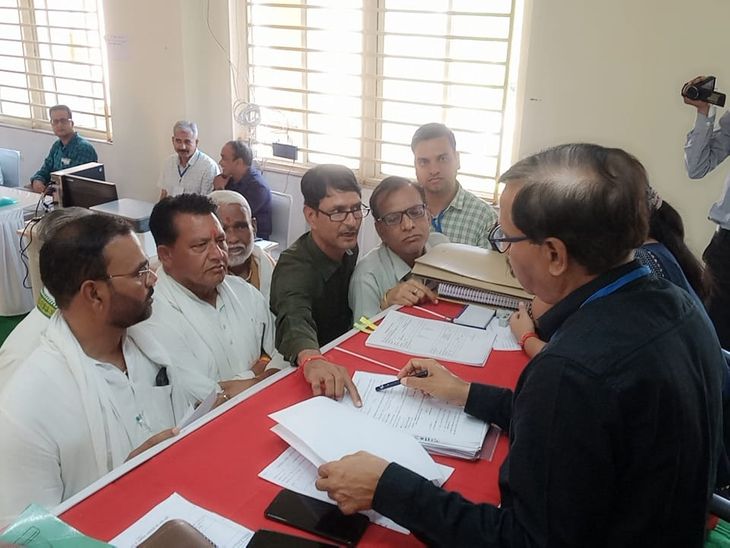 Filled 4 forms of two assemblies | दो विधानसभाओं के 4 फॉर्म भरे ...