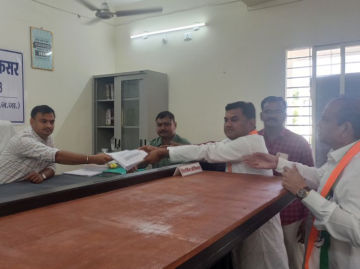 Manawar Congress candidate Dr. Hiralal Alawa filed nomination | मनावर ...