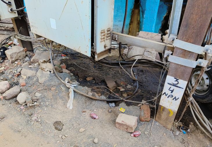 Oil leaking from transformer is a danger to residents | ट्रांसफार्मर से ...