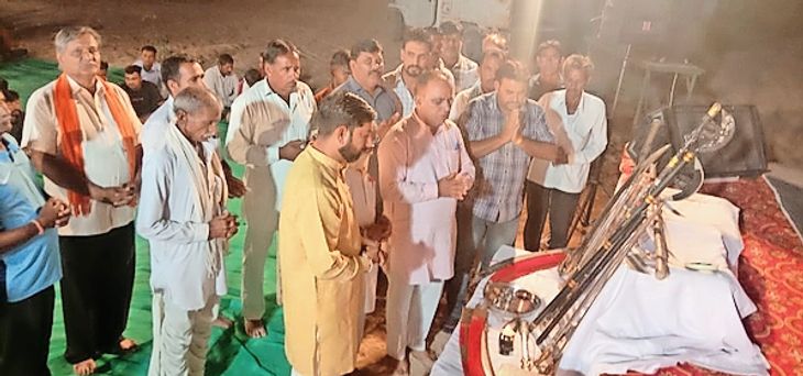 Bajrang Dal and VHP performed weapon worship in Ramdev temple of ...