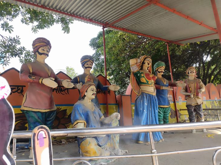 The statue depicting Bundeli folk dance at the crossroads is becoming ...