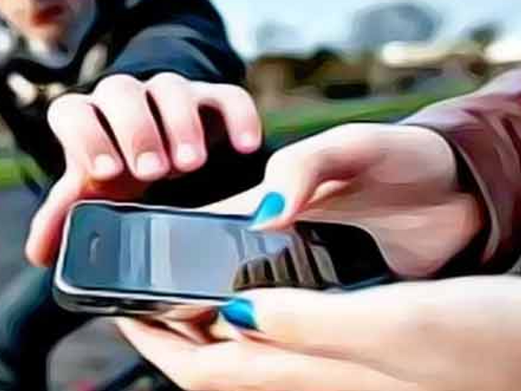 Two youths ran away with mobile phones from mobile shop | दुकानदार से ...