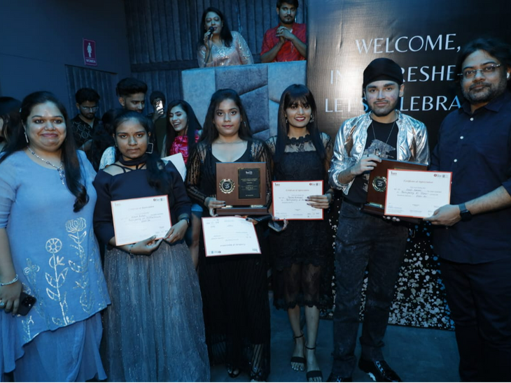 Students gave dance performance in fresher's party | फ्रेशर पार्टी में ...