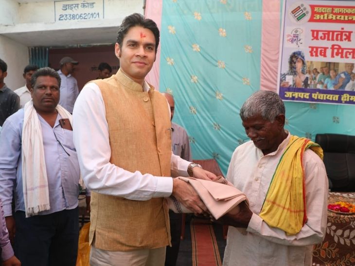 Elderly voters honored with Sha-Shriphal | बुजुर्ग मतदाताओं को किया गया ...