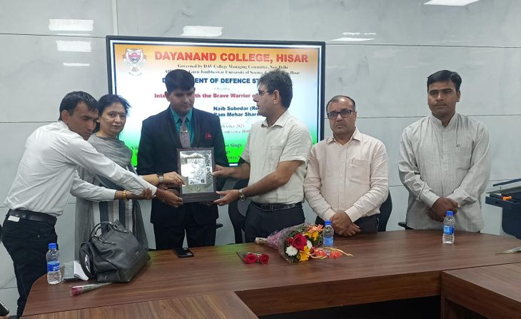 Seminar organized on Kargil war in DN College | डीएन कॉलेज में कारगिल ...