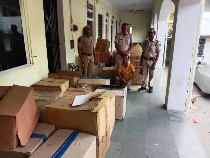 766 kg illegal firecrackers worth Rs 10 lakh seized were kept in ... 766 kg illegal firecrackers worth Rs 10 lakh seized were kept in ...