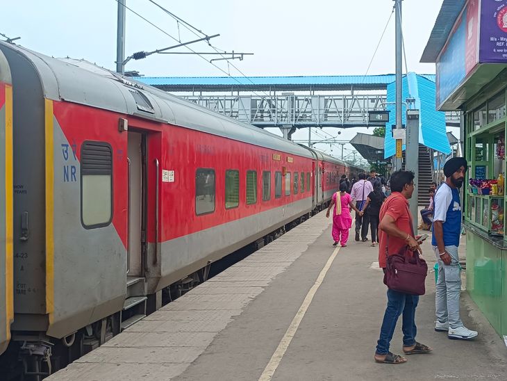 Special train will operate between Okha Delhi | ओखा दिल्ली के बीच होगा ...