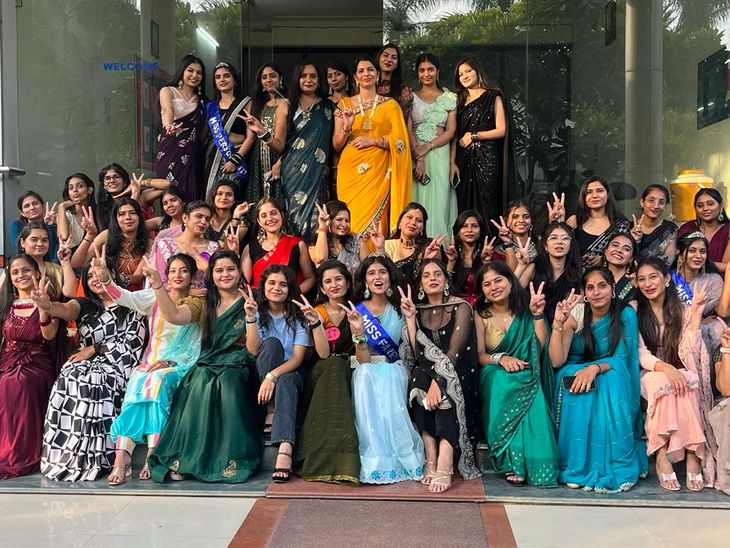 Mansi became Miss Farewell, Pooja was crowned party queen. | मानसी मिस ...