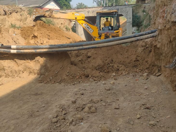 Underpass work pending after four months started | चार महीने बाद शुरू ...