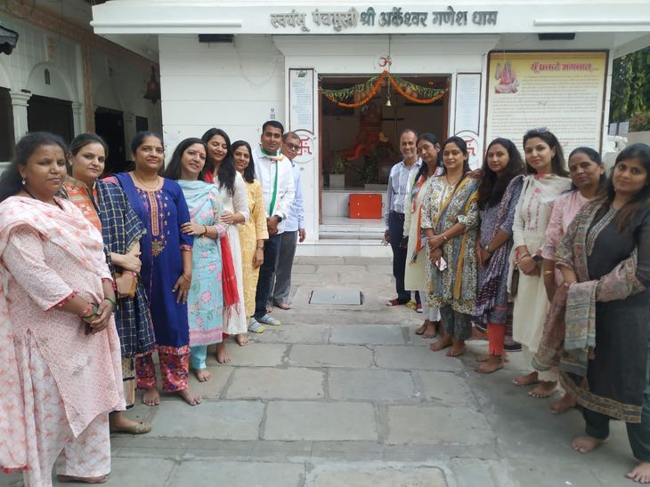 Congress candidate's wife did public relations in Indore | इंदौर में ...