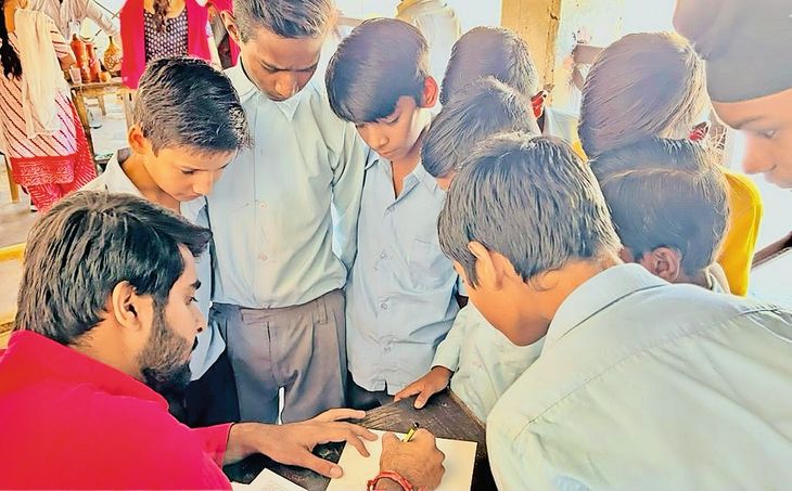 Rakshit taught Phad painting to 700 children | रक्षित ने 700 बच्चों को ...